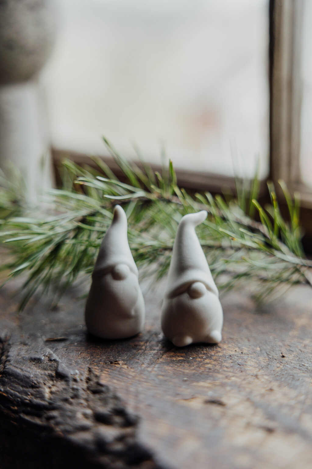 Stående vit tomte Melvin 5 cm - Lilla Lager